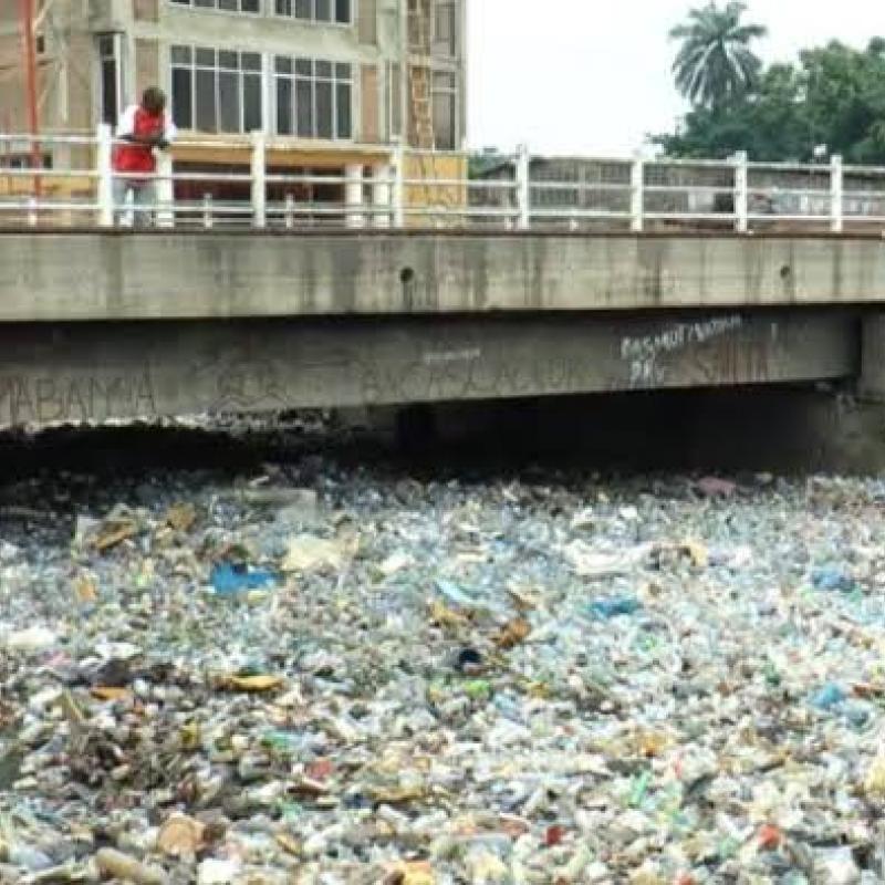 Kinshasa: Des bouteilles en plastiques polluent rivières et caniveaux ... Kinshasa: Des bouteilles en plastiques polluent rivières et caniveaux ...